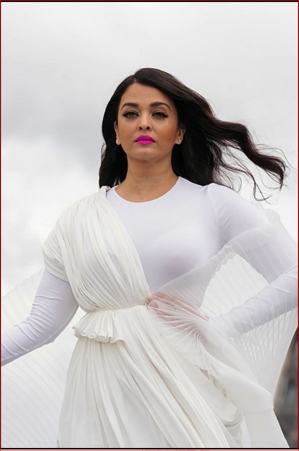 Aishwarya Rai Bachchan vole la vedette au pied de la tour Eiffel et à ...
