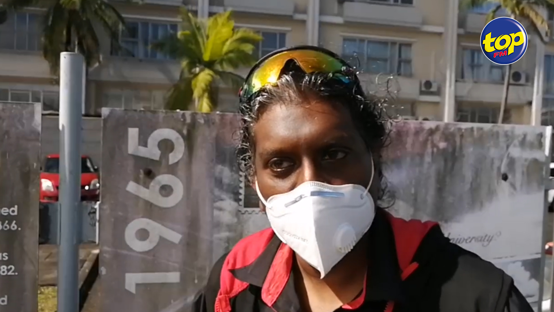 Devant l’Hôtel du gouvernement ce matin : l’activiste Reuben Pillay se ...